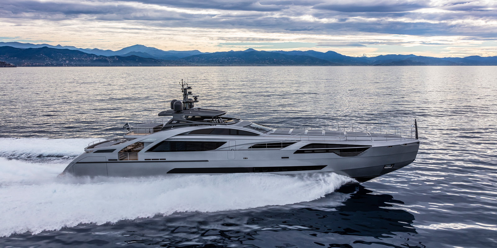 Team Italia на борту Pershing 140